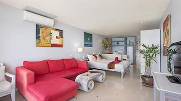 Quarto casal luxo, vista para o mar | Cofres nos quartos, escrivaninha, berços grátis, Wi-Fi de cortesia