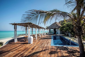 Piscina exterior, guarda-sóis, espreguiçadeiras 