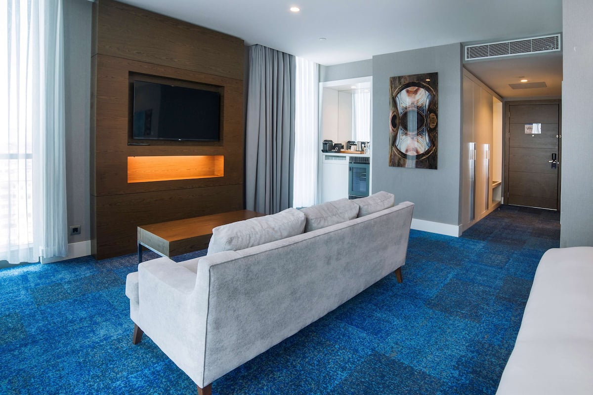 Suíte, no canto | Comodidades do quarto