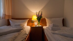 Quarto duplo standard | Berços grátis, camas extras/dobráveis (sobretaxa), Wi-Fi (sobretaxa)