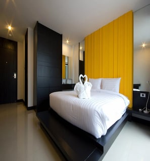 Deluxe Room With Balcony | Minibar, cofre no quarto, secretária, cortinas/cortinados opacos