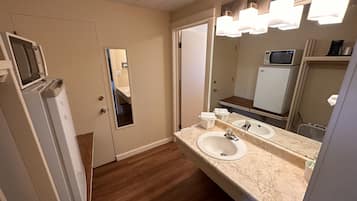 Suite Deluxe, 2 camas queen-size (Pet Friendly) | Casa de banho | Um polibã, artigos de higiene pessoal grátis