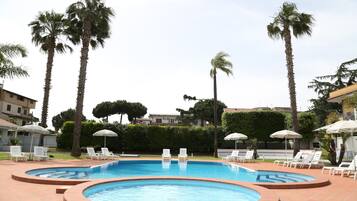 Piscina externa sazonal