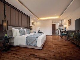 Roupa de alta qualidade, minibar, cofre no quarto, secretária