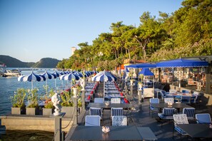 Uma praia privada, espreguiçadeiras, guarda-sóis de praia