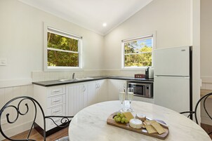 Casa de campo superluxo, 1 cama King, vista para o jardim | Cozinha privada | Geladeira, cafeteira/chaleira, chaleira elétrica, torradeira