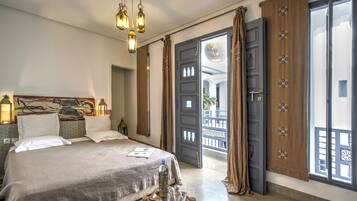 Quarto casal clássico | Roupas de cama premium, cofres nos quartos, individualmente decorados