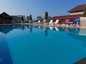 Piscina exterior, espreguiçadeiras