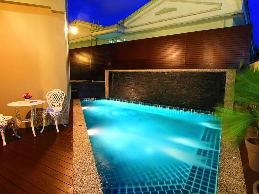Piscina exterior, espreguiçadeiras