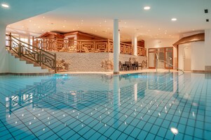 Piscina interna, espreguiçadeiras