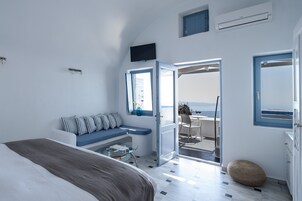 Suíte júnior, banheira de hidromassagem | Frigobar, cofres nos quartos, espaço de trabalho para notebook