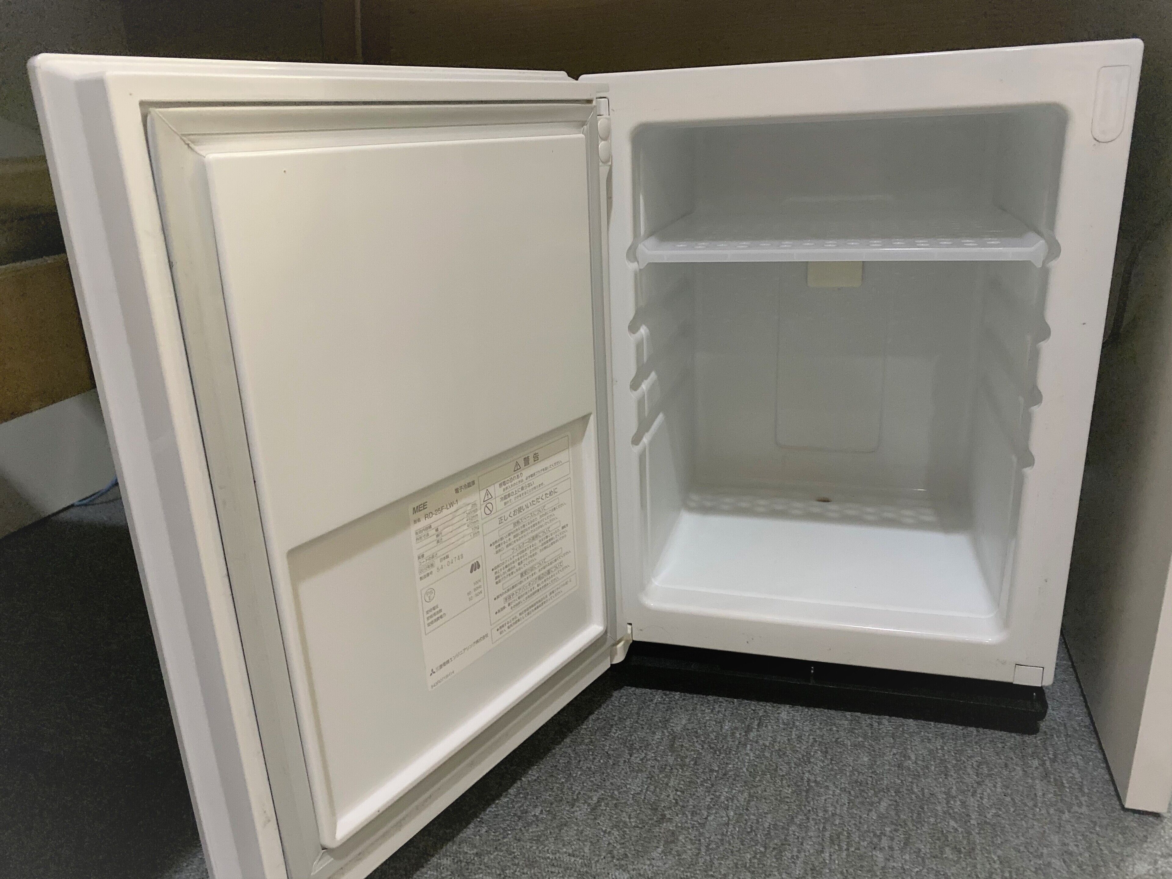 Geladeira aberta com painel de controle na porta.