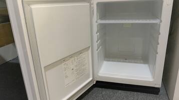Geladeira aberta com painel de controle na porta.