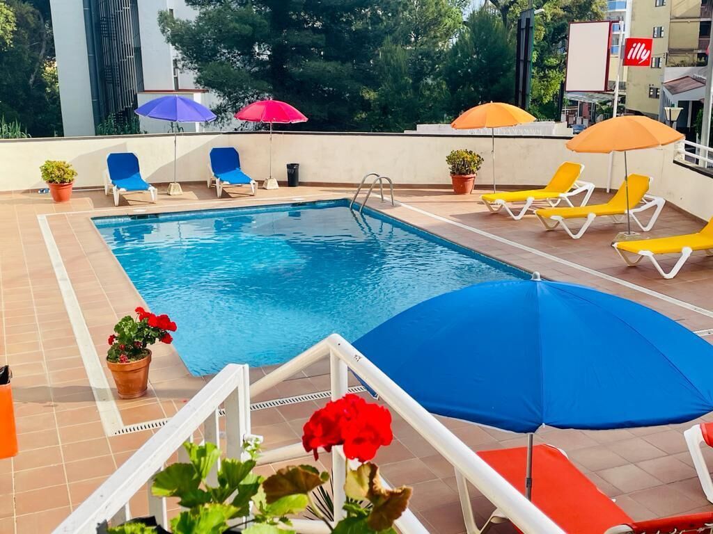 Piscina exterior, guarda-sóis, espreguiçadeiras 