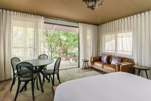 Tenda, vista para o lago (Lakeside Canopy) | Roupa de alta qualidade, minibar, cofre com capacidade para portátil 
