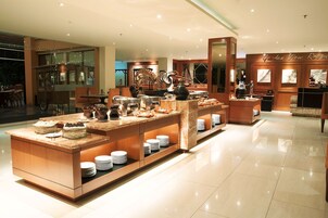 Café da manhã com buffet todos os dias (IDR 100000 por pessoa) 