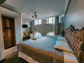 Escrivaninha, cortinas blackout, ferros/tábuas de passar roupa