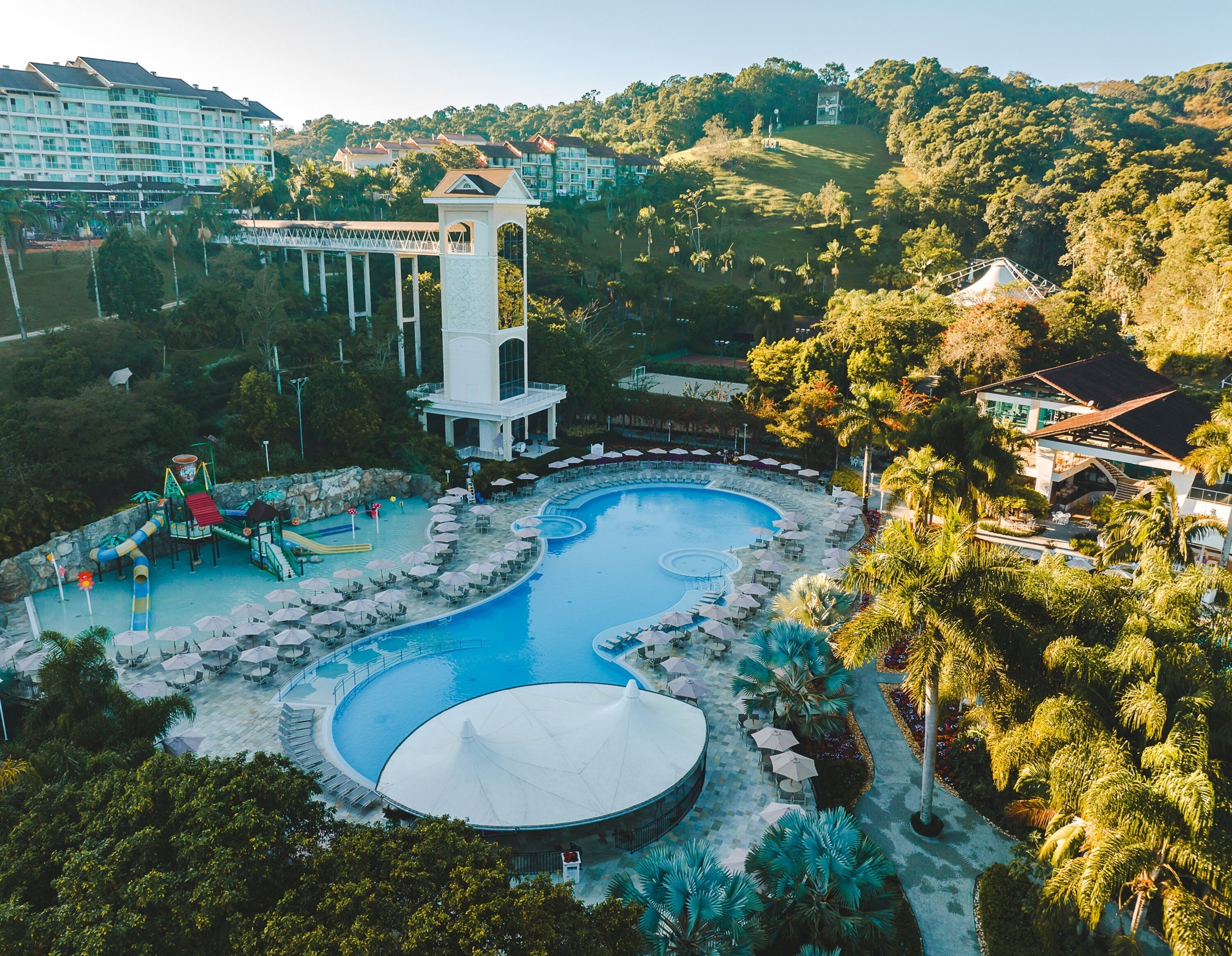 Piscina interior, piscina exterior, guarda-sóis, espreguiçadeiras 