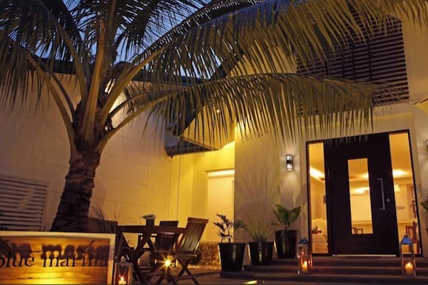 Fachada do alojamento (tarde/noite)