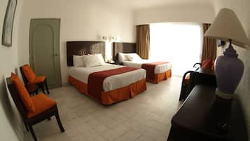 Quarto Standard, 1 quarto, vista para o mar | Cofre no quarto, secretária, roupa de cama fornecida