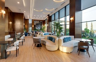 2 restaurantes: servem pequenos-almoços, almoços e jantares