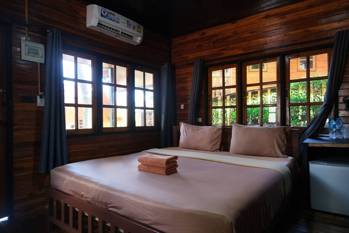 Cobble Double Bungalow | Cofre no quarto, secretária, cortinas/cortinados opacos, Wi-fi grátis 