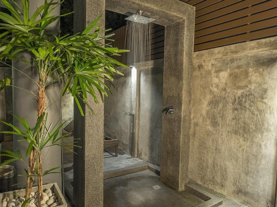 Chuveiro, produtos de toalete grátis, secador de cabelo