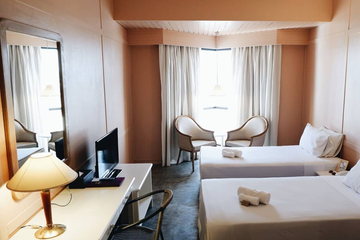 Secretária, secretária adequada para computadores portáteis