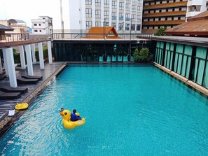 Piscina externa, espreguiçadeiras