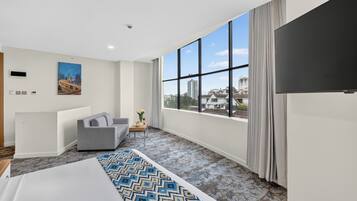 Quarto Superior | Minibar, cofre no quarto, secretária, cortinas/cortinados opacos