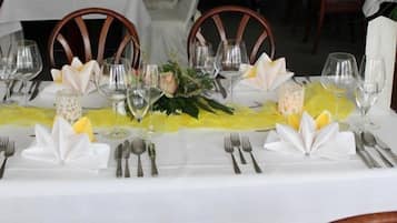 Café da manhã, almoço e jantar; culinária local