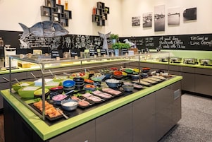 Café da manhã, almoço e jantar; culinária internacional