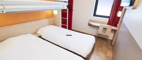 Quarto de hotel com duas camas, uma escrivaninha, televisão e guarda-roupa.