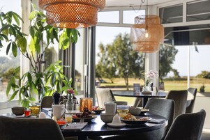 Café da manhã com buffet grátis todos os dias