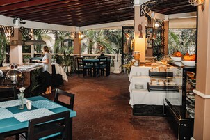 Pequeno-almoço tipo buffet diário incluído 