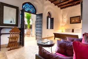 Suíte superior | Cofres nos quartos, escrivaninha