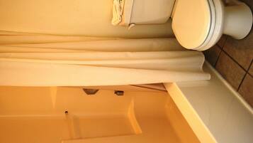 Um secador de cabelo, toalhas fornecidas