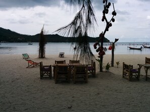 Pequenos-almoços, almoços, jantares servidos, com vista para a praia 