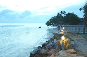 Na praia, espreguiçadeiras 
