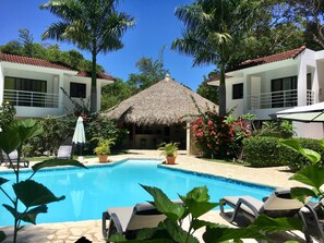 Piscina exterior, guarda-sóis, espreguiçadeiras 
