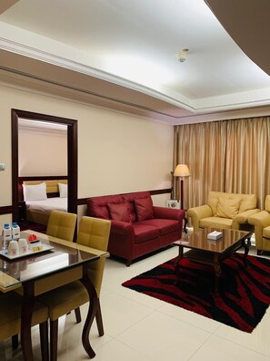 Apartamento Superior, 1 quarto | Sala de estar | Televisor LED de 32 polegadas com canais via satélite, televisor 