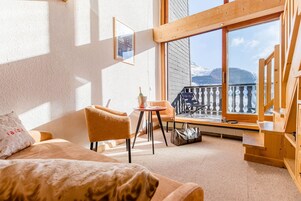 Suite en duplex - 4 personnes | Área de estar | TV de tela plana