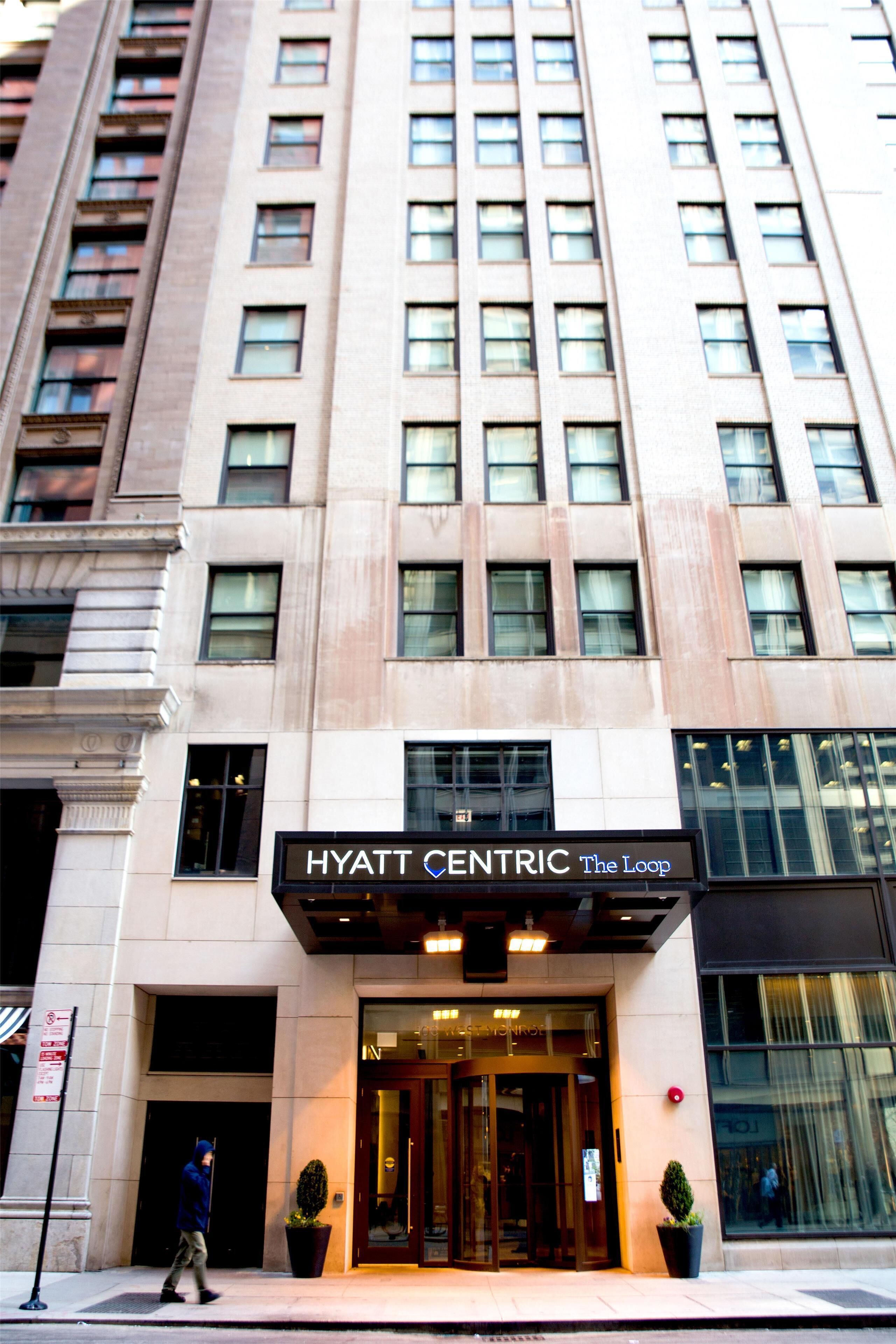 Um edifício de vários andares com uma placa que diz 'HYATT CENTRIC The Loop'.