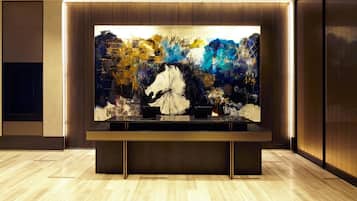 Um interior moderno com uma grande pintura abstrata na parede, um elegante aparador e piso de madeira.
