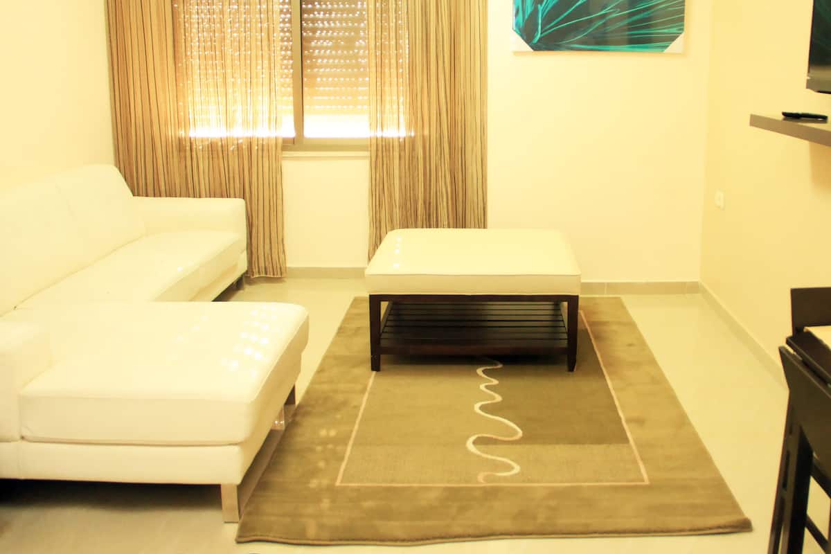 Apartamento Premier, 1 quarto | Sala | Televisor LED de 34 polegadas com canais via satélite, televisor