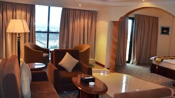 Suite Júnior | Sala de estar | Televisor LED de 45 polegadas com canais via satélite