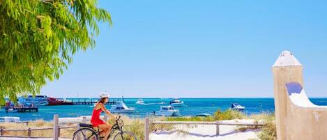 Perto da praia, areia branca, 2 bares na praia, prática de pesca