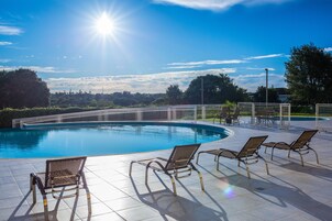 Piscina externa, funciona das 10h às 22h, espreguiçadeiras