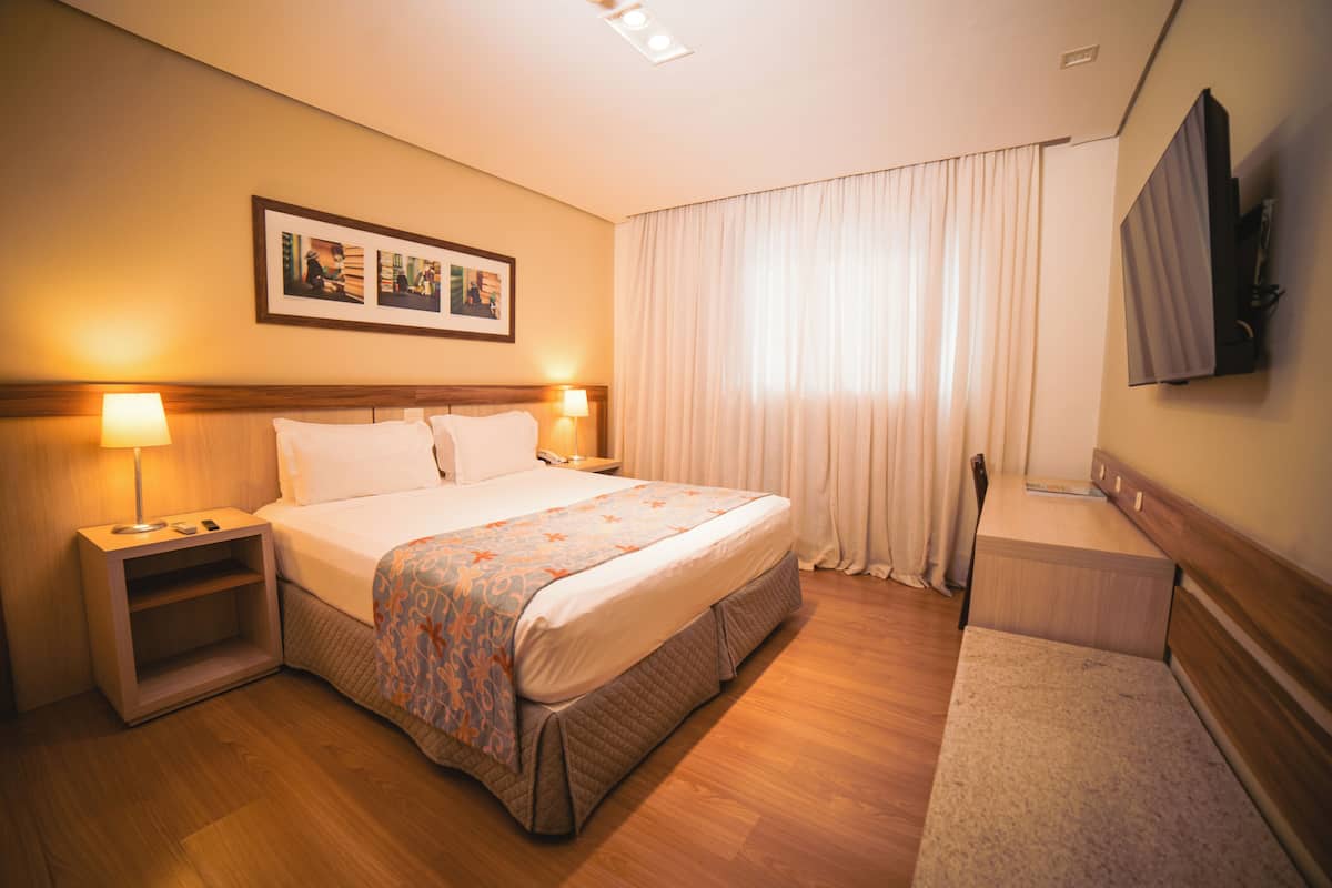 Quarto casal premium | Frigobar, cofres nos quartos, espaço de trabalho para notebook