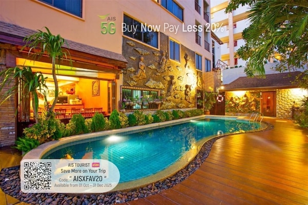 Piscina externa, guarda-sóis, espreguiçadeiras